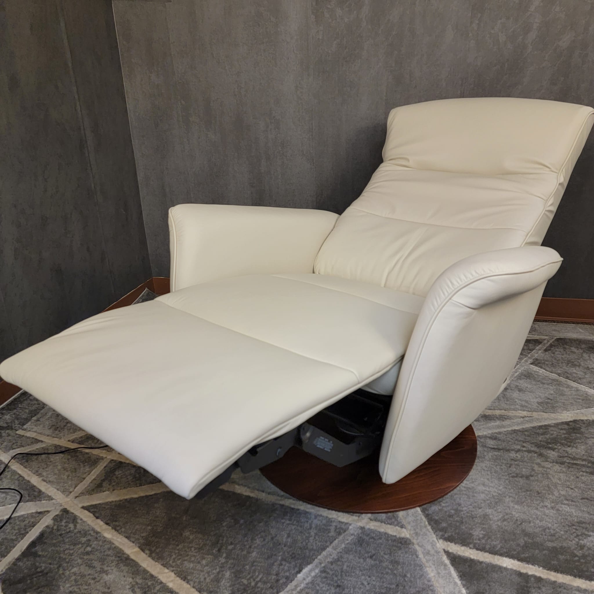 Stressless Mike (Large) {Power Recliner} – SL Recliners